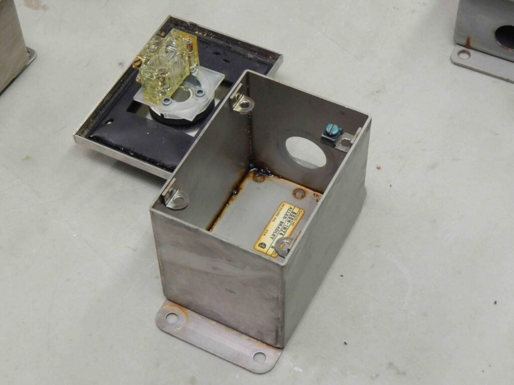 Allen Bradley 800H-1HZ4 Ser N Stainless Junction Box 9001-KA-1 Ser G ...